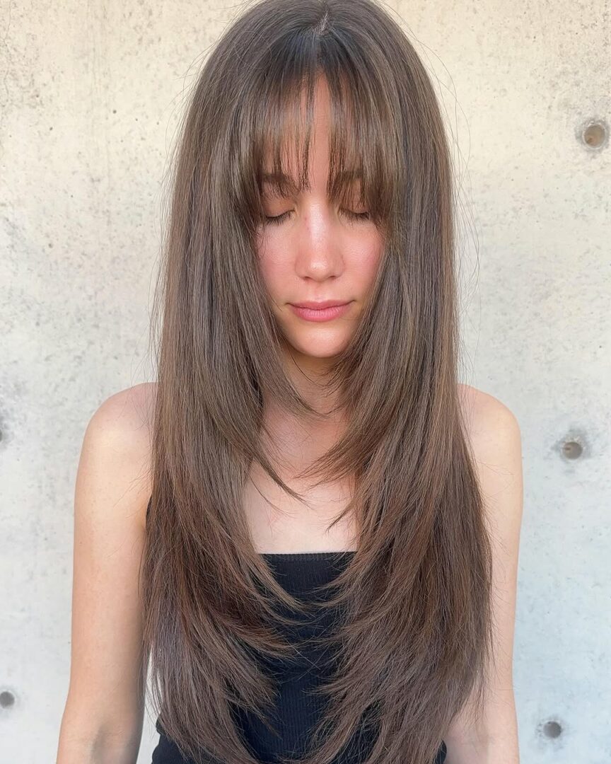 10 Classy Straight Hair With Bangs Ideas That Always Look Stylish