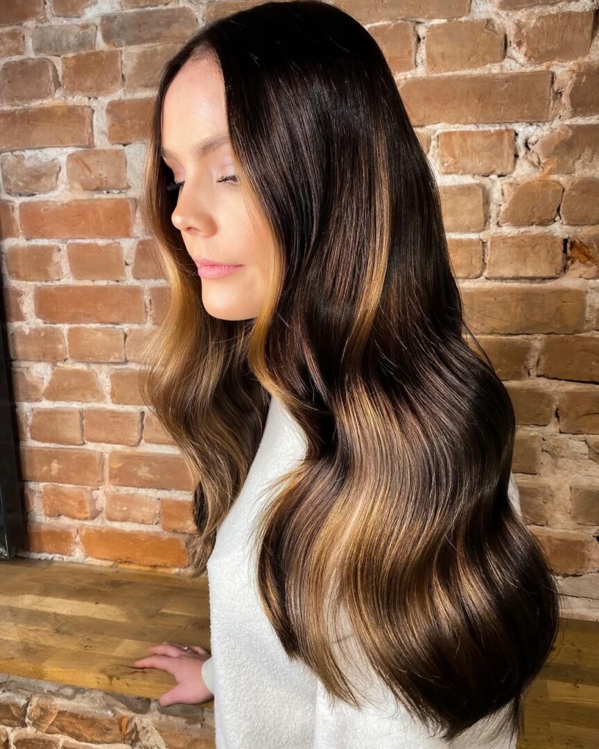 12 impresionantes maneras de realzar tu cabello oscuro con mechas de moda