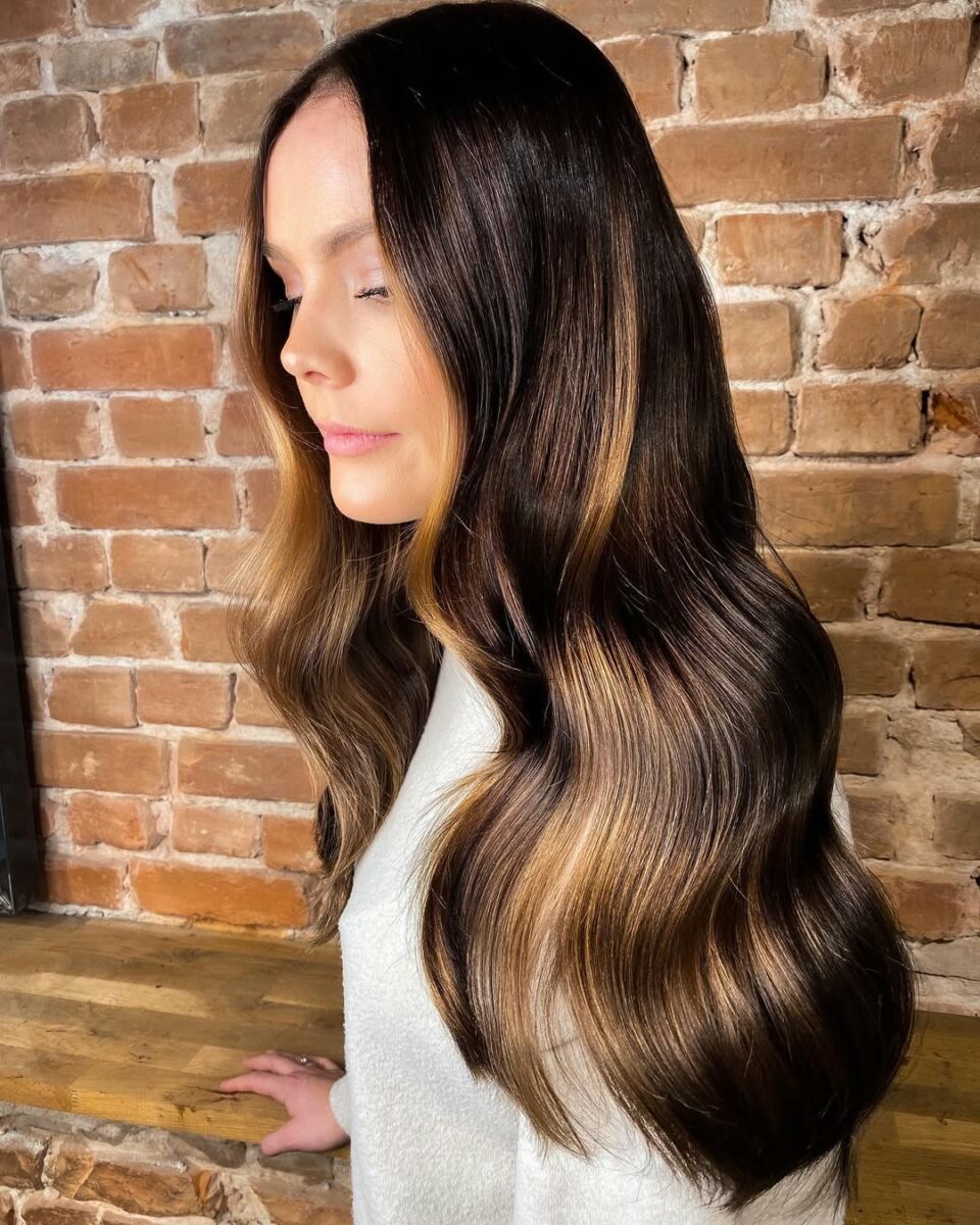12 impresionantes maneras de realzar tu cabello oscuro con mechas de moda