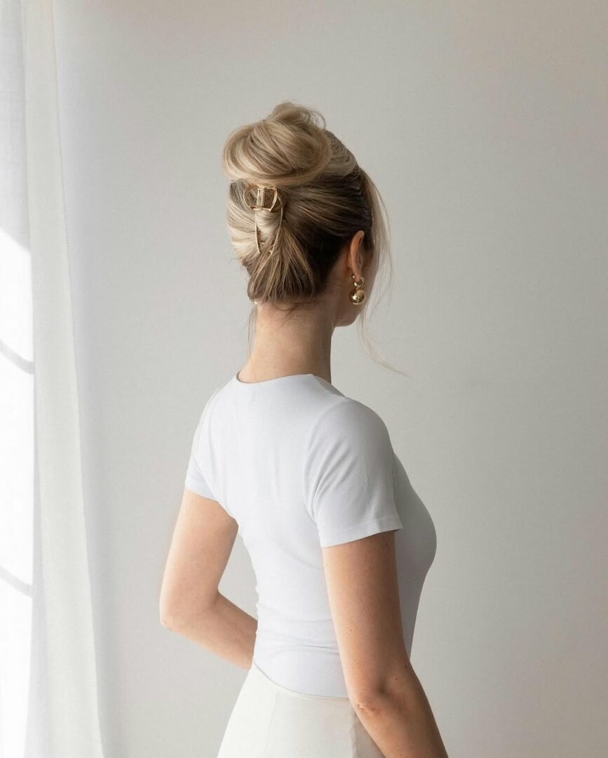 12 Effortless Loose Updos For Stylish Hair On Busy Days