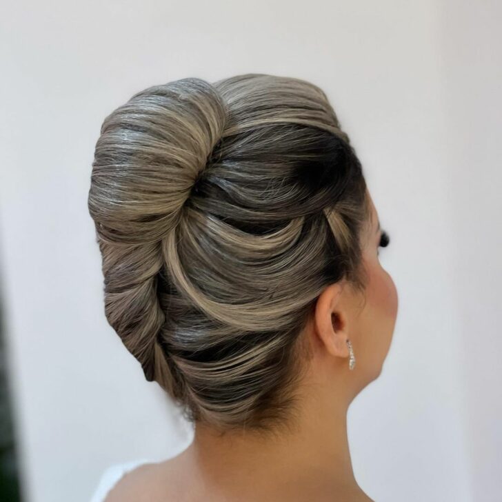 10 Beautiful French Twist Hairstyle Ideas For A Soft, Romantic Look