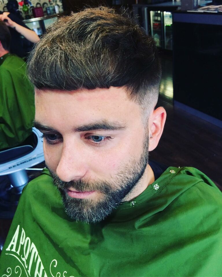 11 cortes de pelo César para hombres que quieren destacar