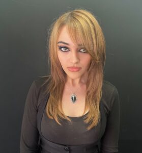 10 Classy Straight Hair With Bangs Ideas That Always Look Stylish