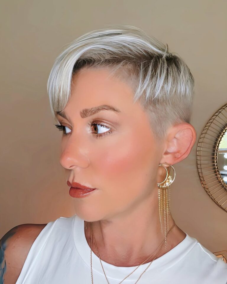 14 tagli Pixie che danno volume alle donne over 50 con capelli sottili