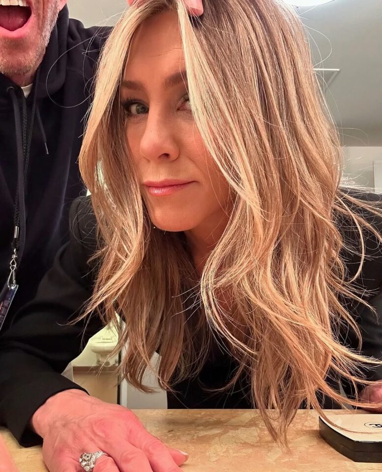 The Rachel Haircut Is An Iconic 90s Layered Hair Trend Set To Flood ...