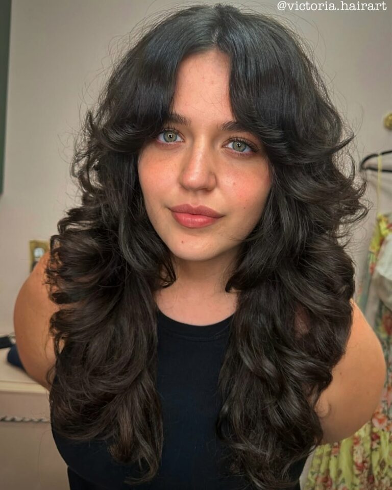 The Curve Cut Is The Hottest Face-Framing Style This Year