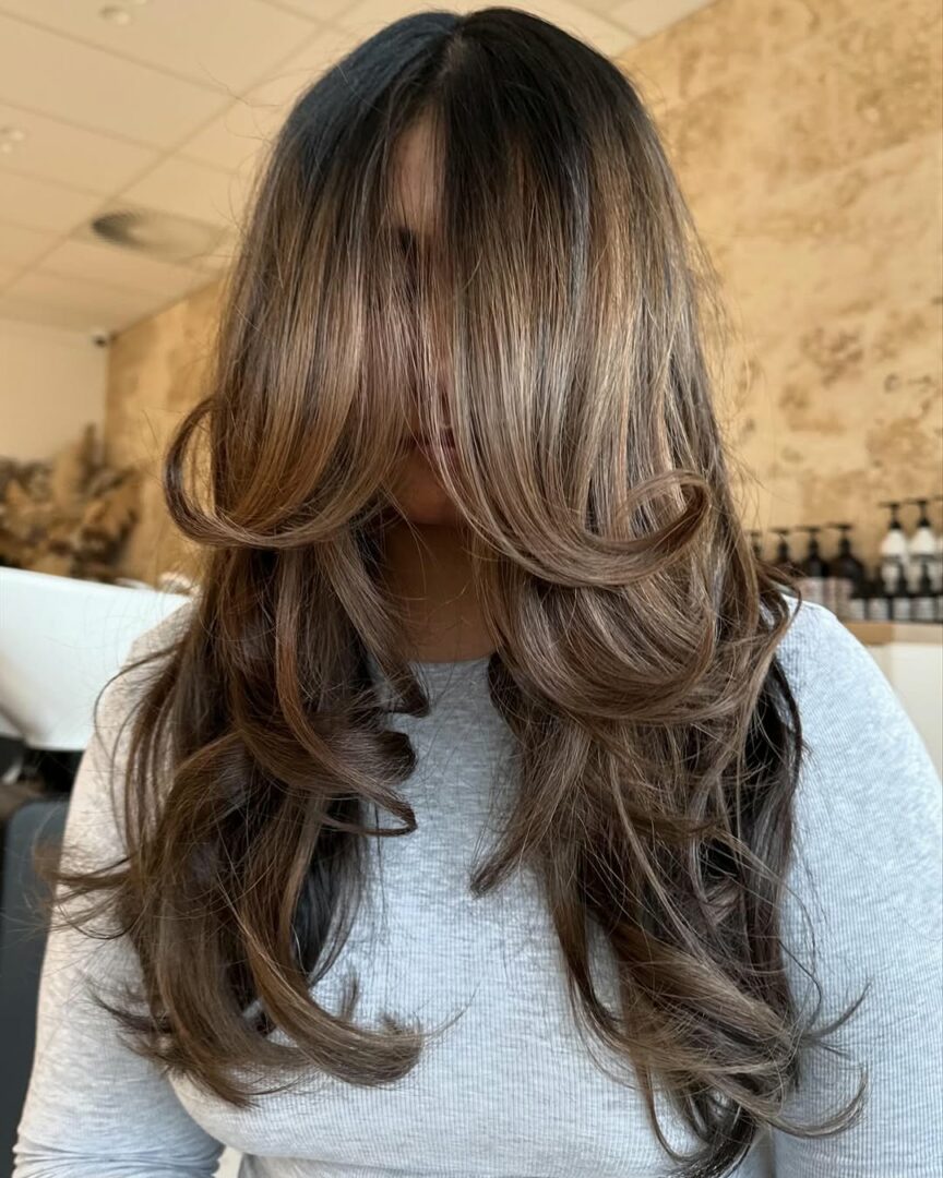 11 Feathered Hairstyles For Perfectly Layered Hair In 2025