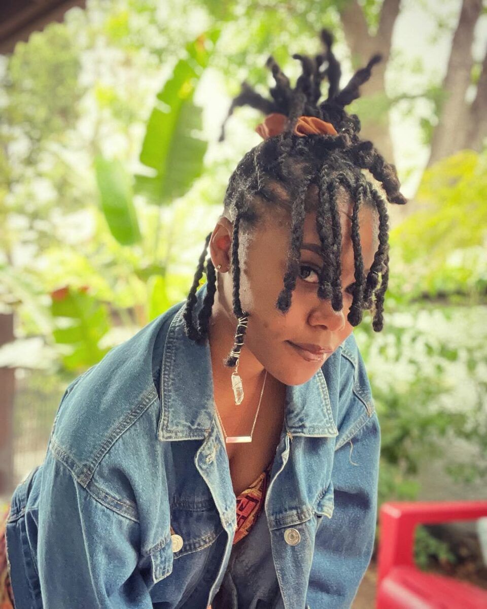 10 peinados de moda para lucir rastas en el pelo corto